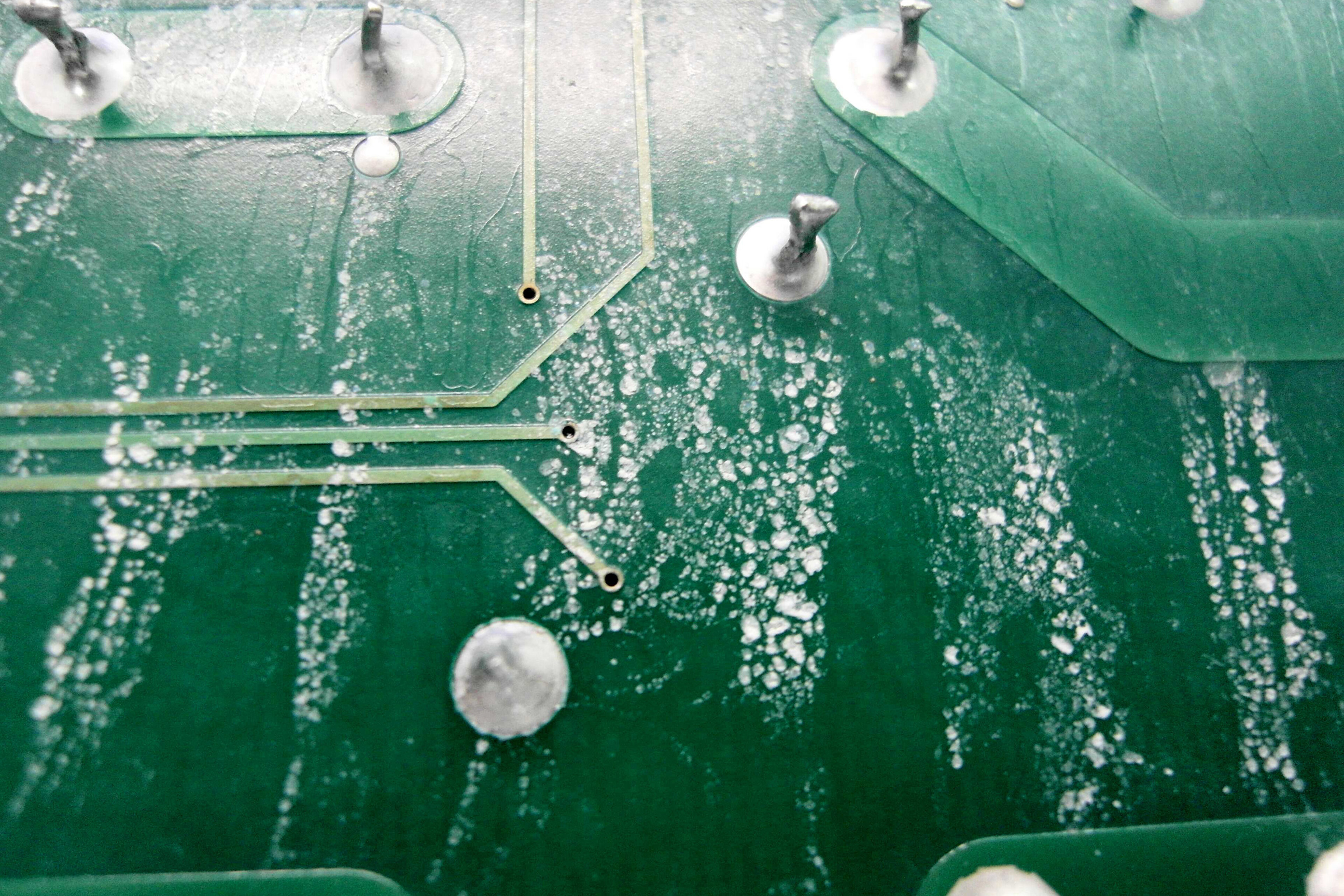 White spots on PCBAs: Causes & Cleaning Solutions - ZESTRON